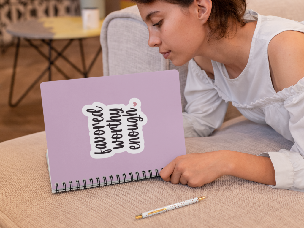 HOW TO BEGIN A DAILY JOURNAL HABIT + HOW IT CAN HELP YOU - Hey Girl Hey